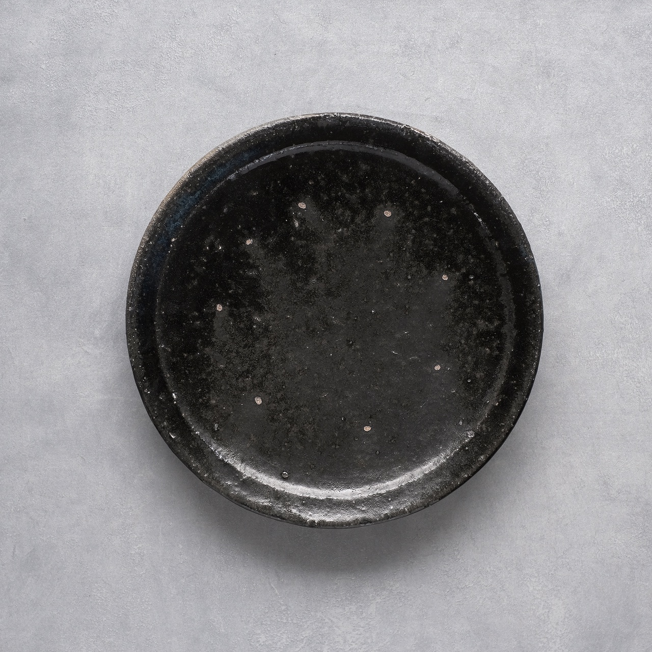 Toru Hatta | Black Glaze Rim Plate (25.5cm) - Analogue Life